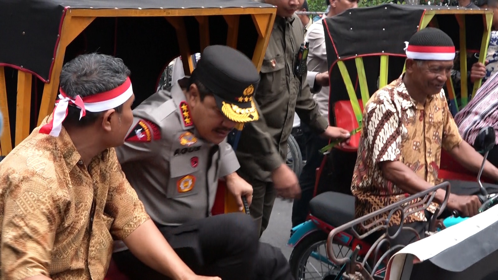 Wakapolri Naik Becak Bermotor di Unimed - yudhaindonesiannews.com