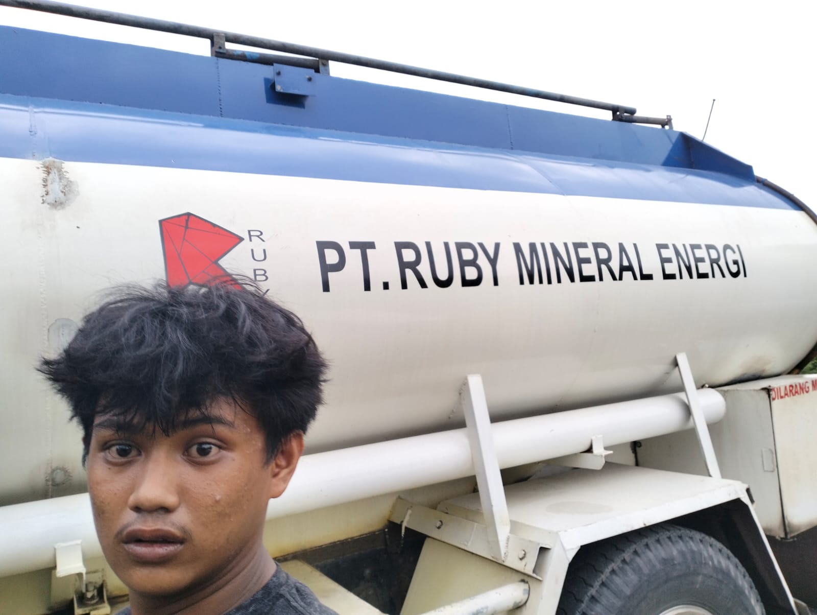 Armada Milik PT Ruby Mineral Ernergi "Kencing" Dipinggir Jalan - yudhaindonesiannews.com